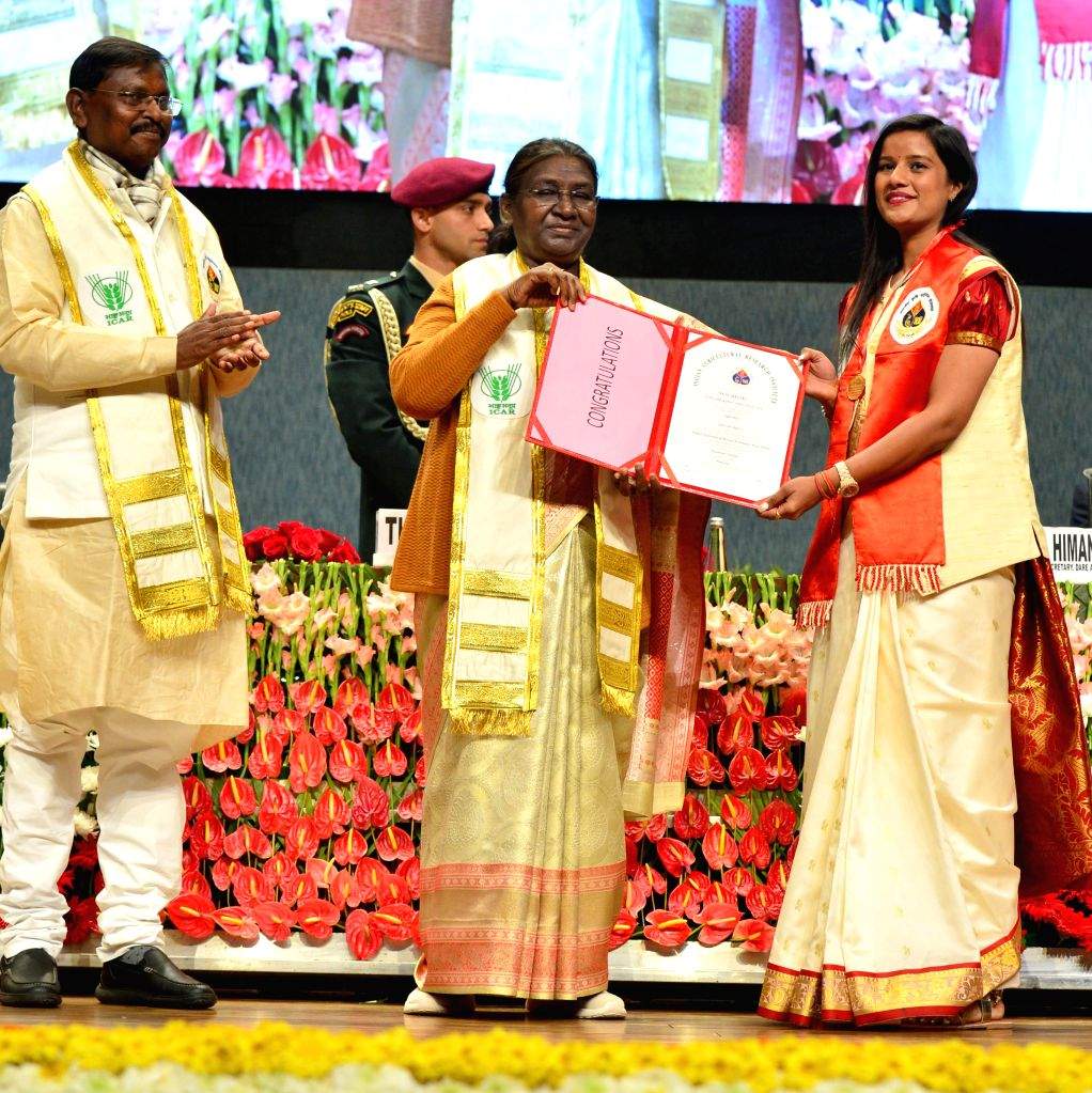 President Droupadi Murmu with Union Minister of Agriculture & Farmer ...