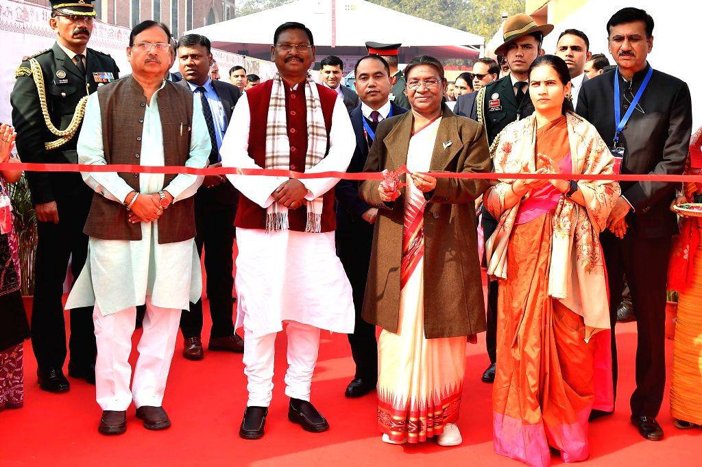 President Droupadi Murumu with Union Minister of Tribal Affairs and ...