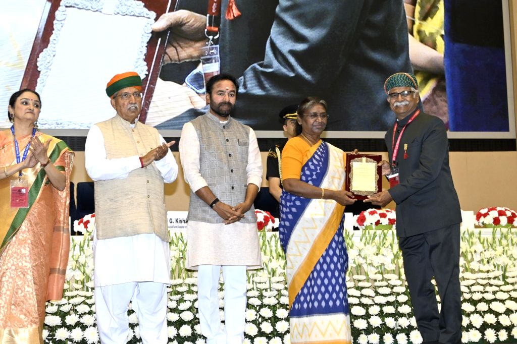 Free photo : President honored Rajasthan's pantomime artist Vilas Janve ...