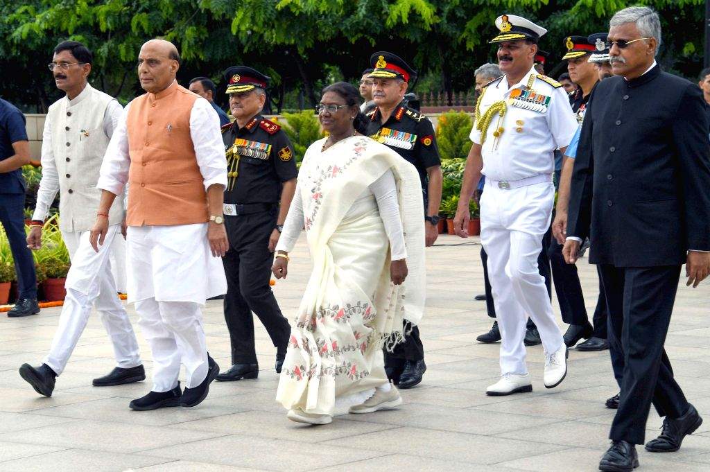 President of India Droupadi Murmu with Defence Minister Rajnath Singh ...