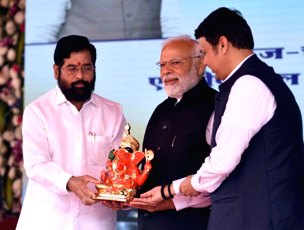 PM Modi being felicitated by Maharashtra CM