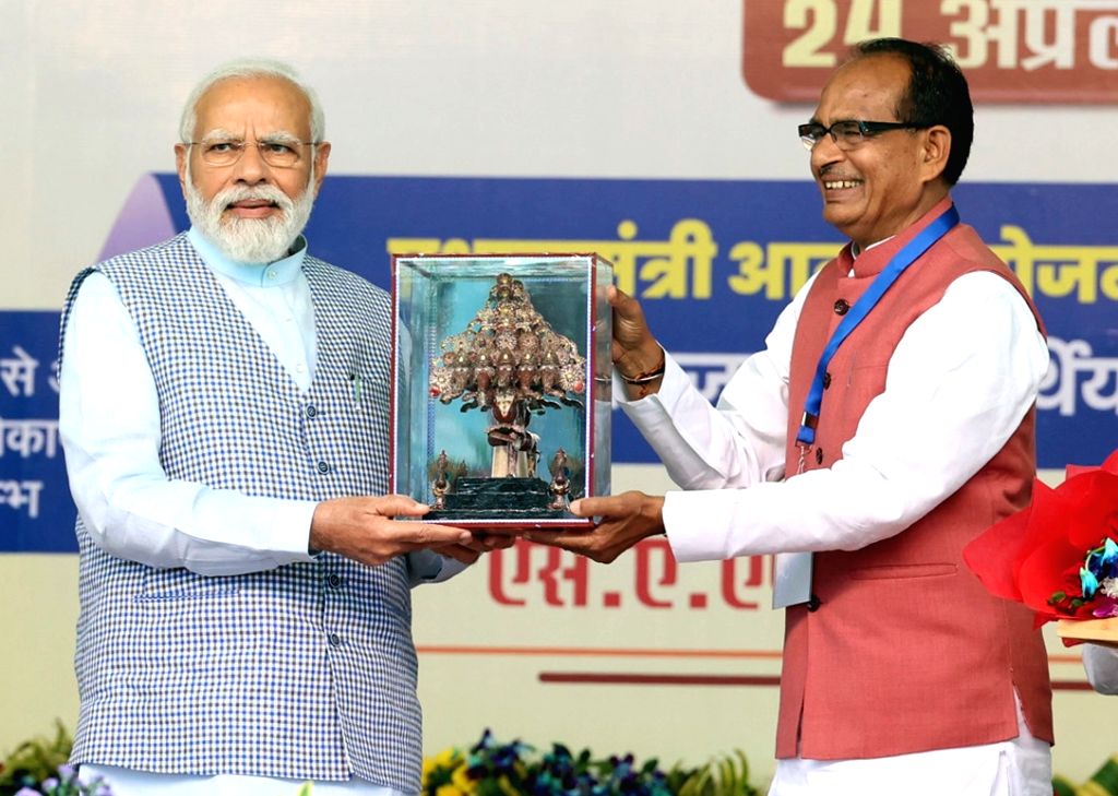 PM Narendra Modi with Madhya Pradesh Governor Mangubhai Patel and CM ...