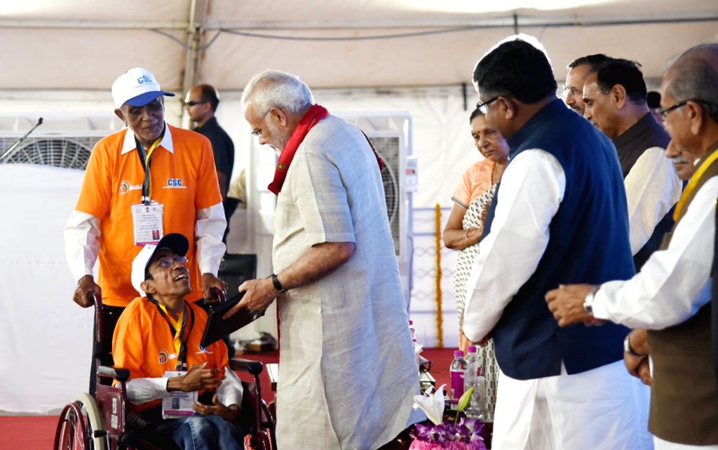 Gandhinagar (Gujarat): PM Modi felicitates trainees under Pradhan ...