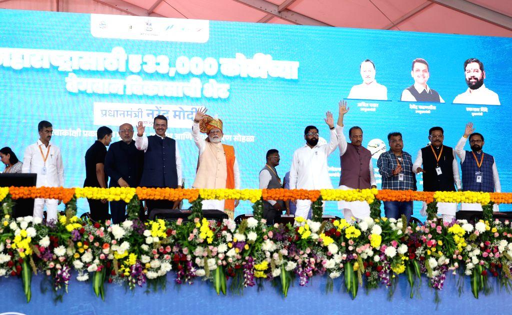 Prime Minister Narendra Modi inaugurates and lays the foundation stone ...