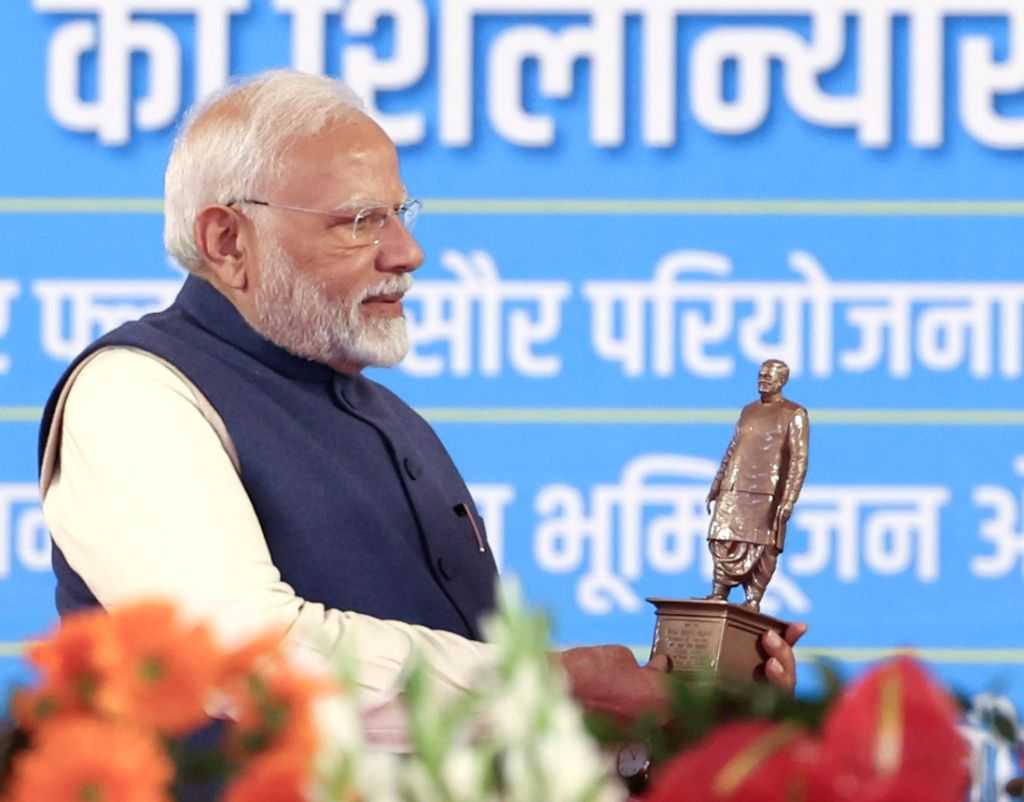 Prime Minister Narendra Modi inaugurates and lays the foundation stone ...
