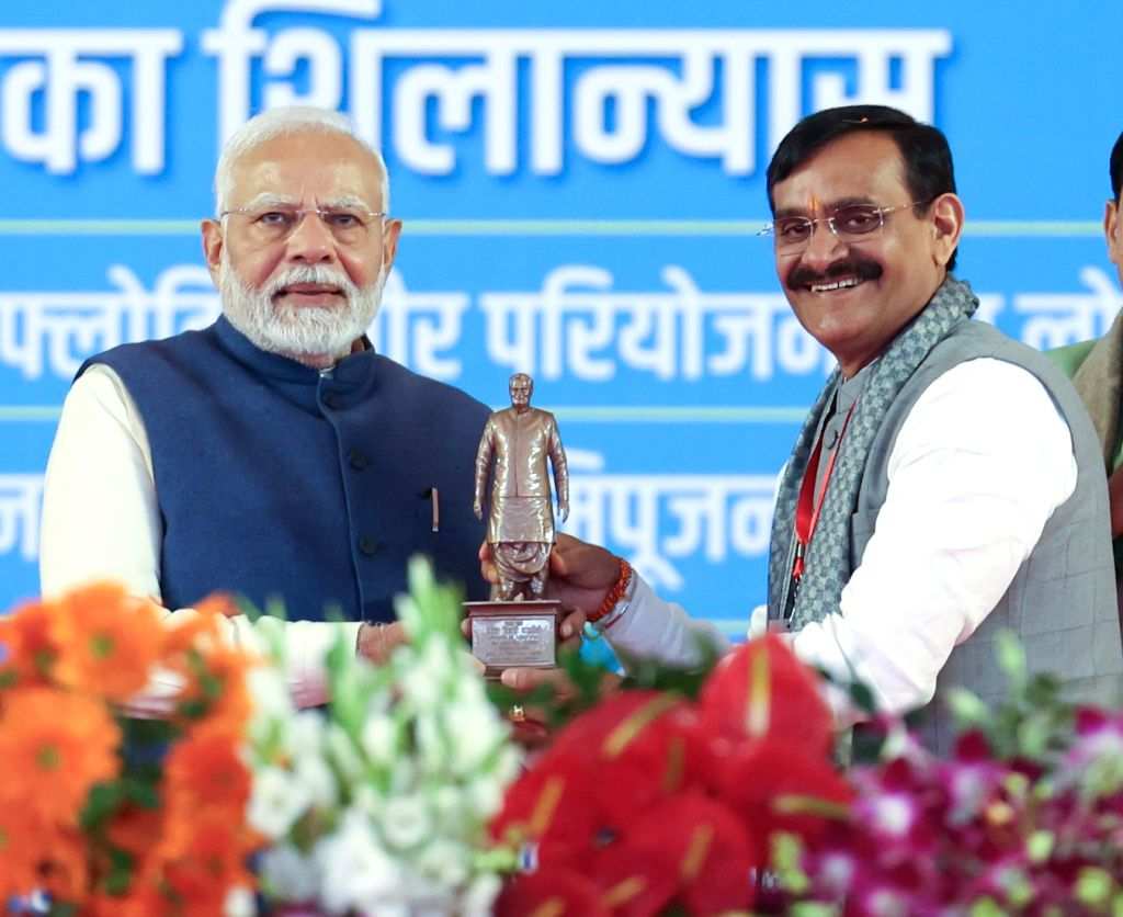 Prime Minister Narendra Modi inaugurates and lays the foundation stone ...