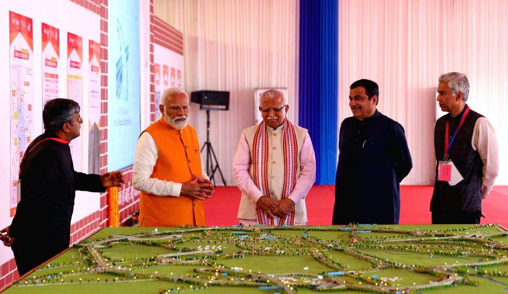 Prime Minister Narendra Modi inspects the 4 Level-Interchange of the ...
