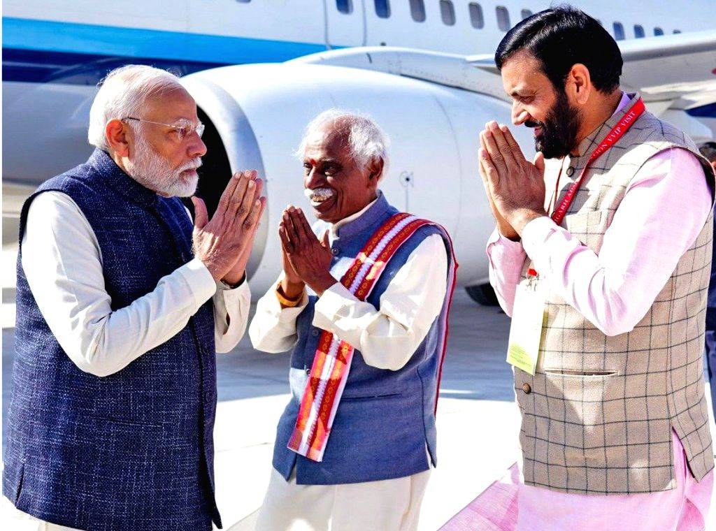Prime Minister Narendra Modi is welcomed by Haryana Governor Bandaru ...