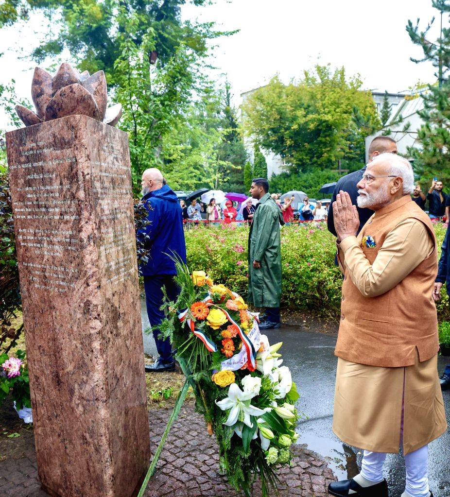 Prime Minister Narendra Modi lays a wreath at Jam Saheb of Nawanagar ...