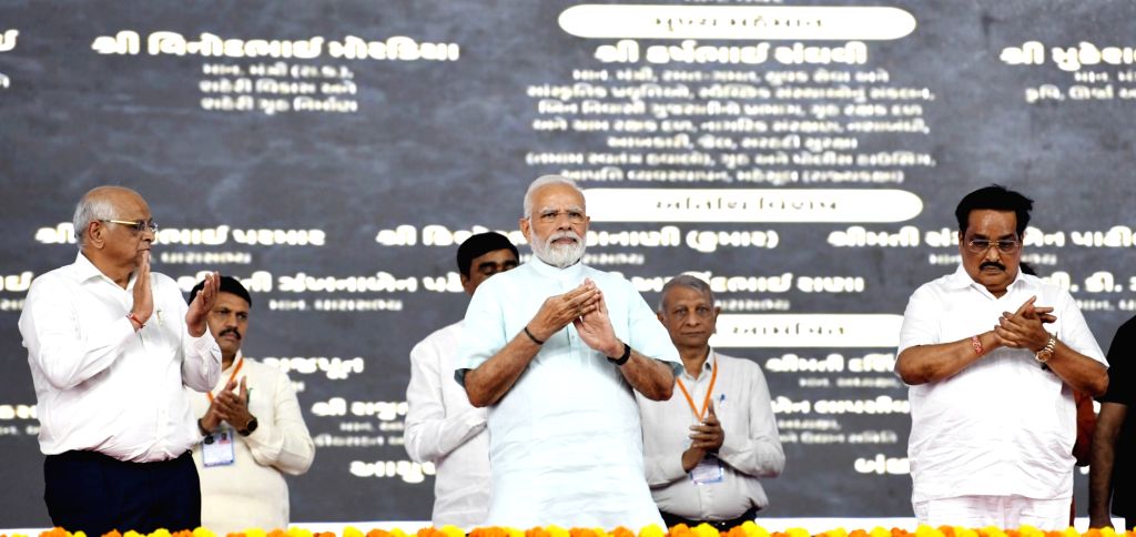 ( 290922) Surat: Prime Minister Narendra Modi lays foundation stone and ...