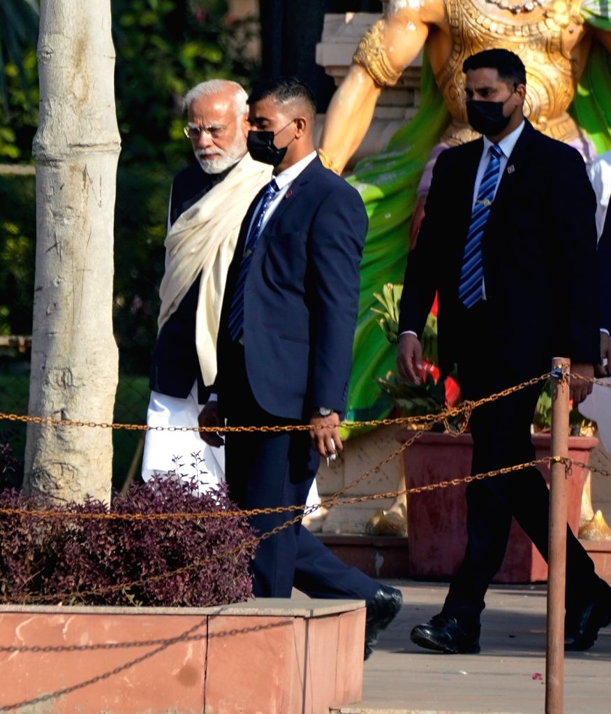 : Gandhinagar: PM Modi leaves from crematorium after performing last ...