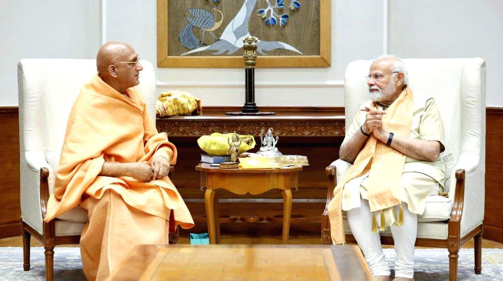 Prime Minister Narendra Modi meets Swami Avdheshanand Giri Acharya ...