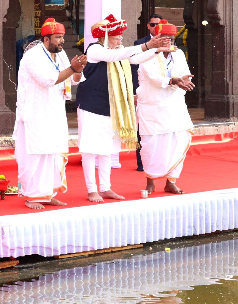 Prime Minister Narendra Modi offers prayer at Ramkund