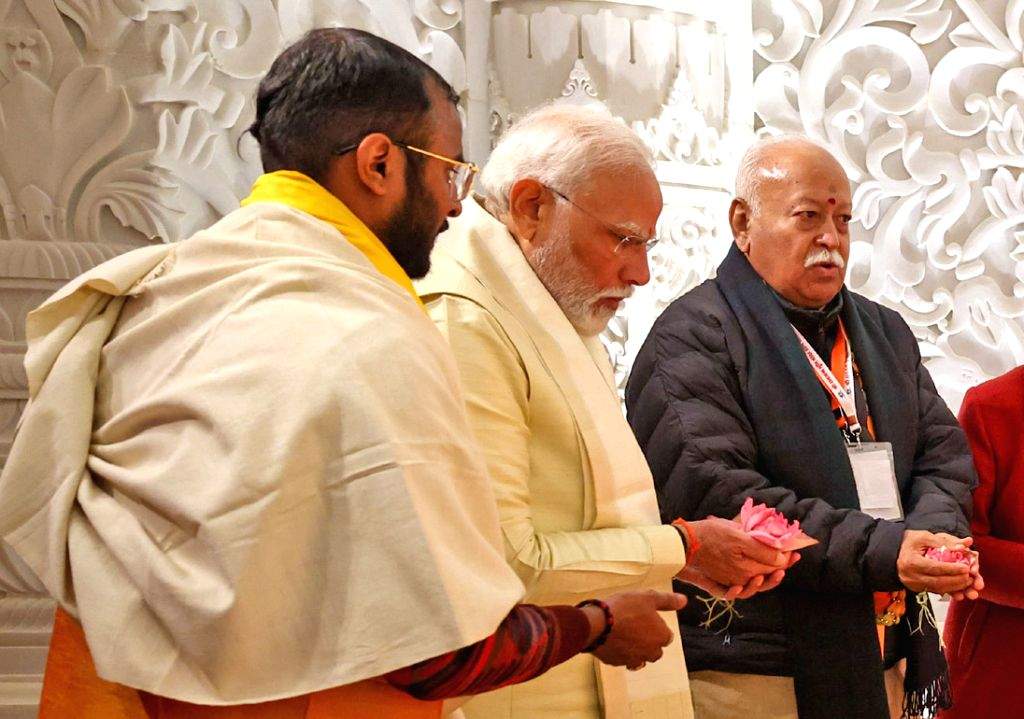 Prime Minister Narendra Modi offers prayers during the 'Pran Pratishtha ...