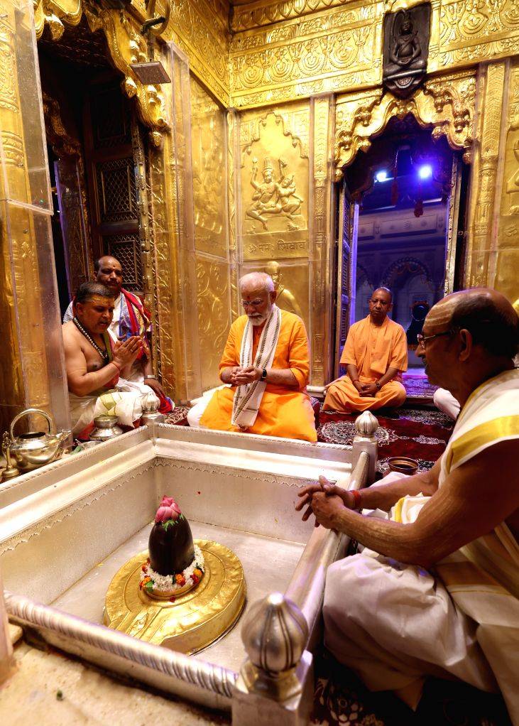Prime Minister Narendra Modi offers prayers at the Kashi Vishwanath Temple