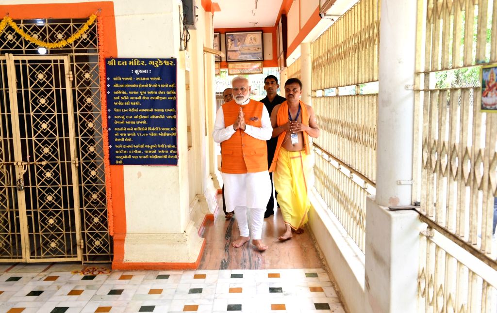 PM Modi offers prayers at Dutt Mandir in Gujarat