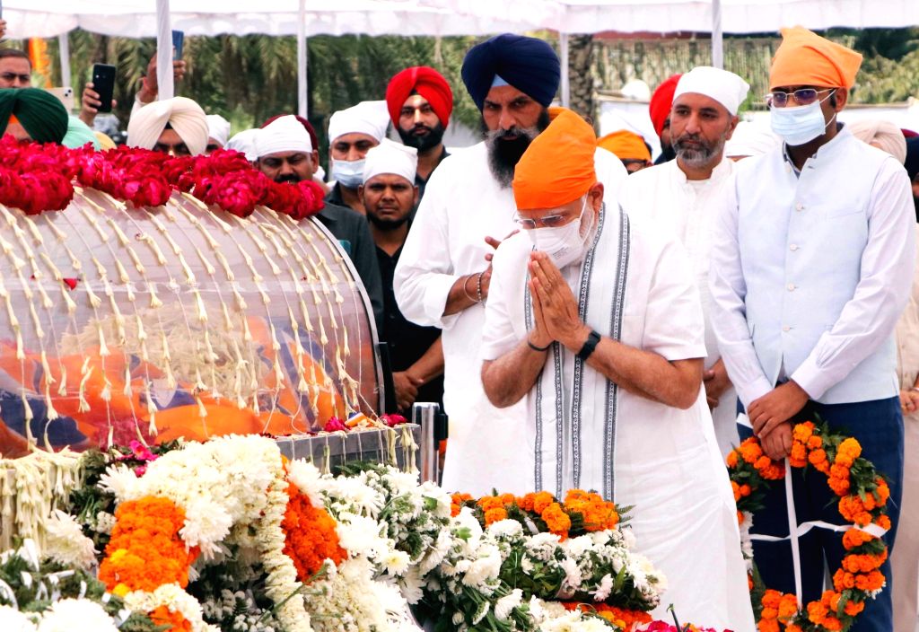 Prime Minister Narendra Modi pays his last respects to former Punjab ...