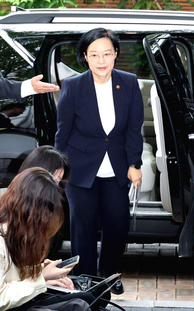 Prime Minister Nominee Han Seong-sook Speaks to Media