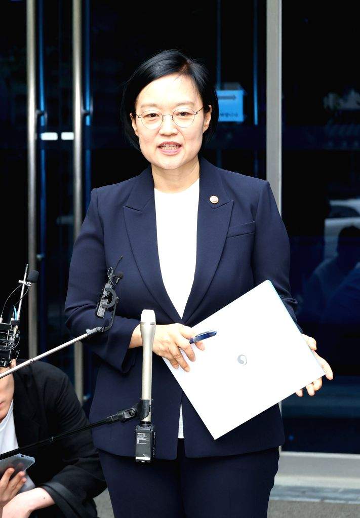Prime Minister Nominee Han Seong-sook Speaks to Media