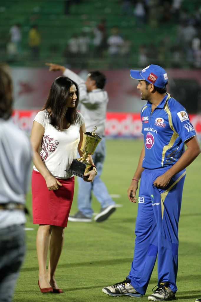 Priti Zinta co owner of Kings XI Punjab talking with Rohit Sharma of ...