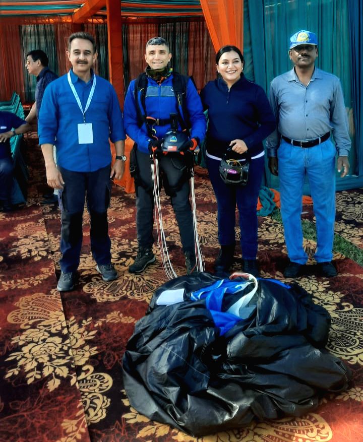 Free Photo : Pune skydiver Shital sets new record