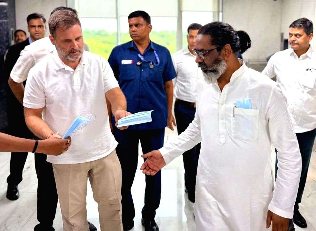 Rahul Gandhi, Hemant Soren Arrive to Meet Shibu Soren