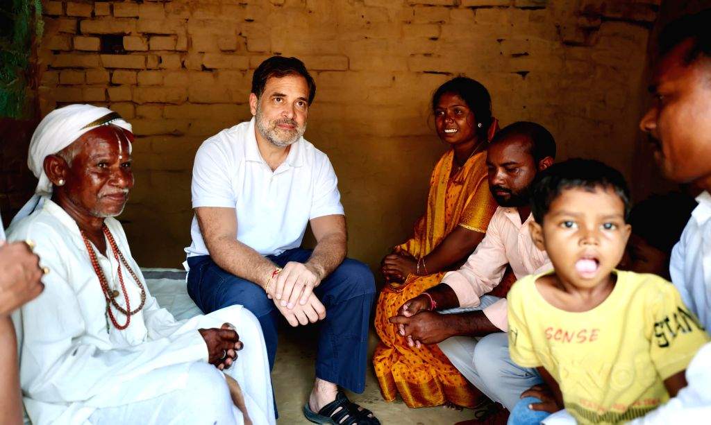 Rahul Gandhi Meets Dashrath Manjhi’s Family