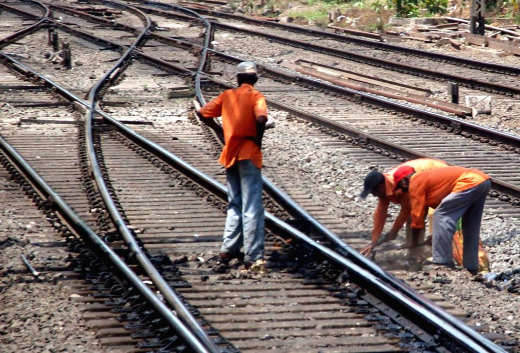 Railway employee working during Megablock between Matunga to mulund ...