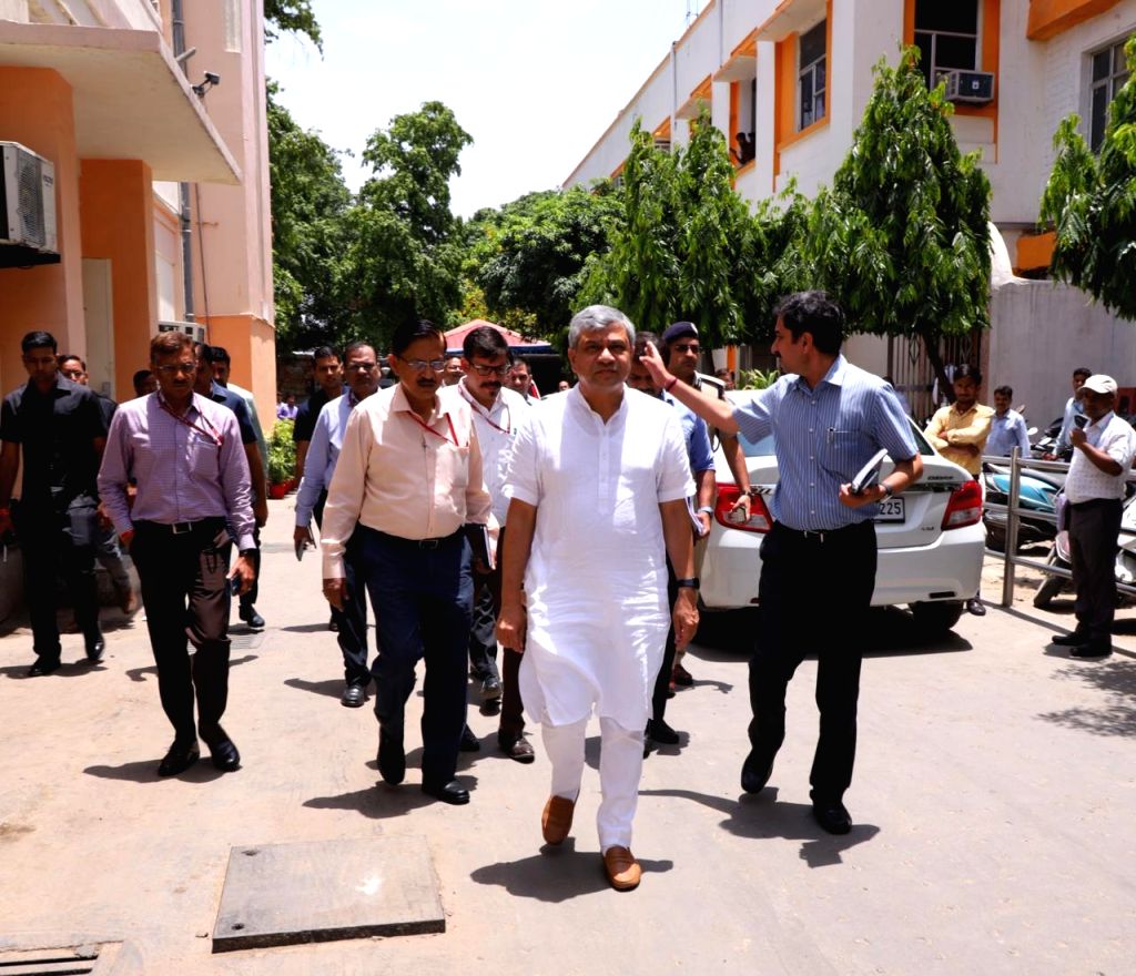 Free Photo : Railway Minister inspects control office at New Delhi ...
