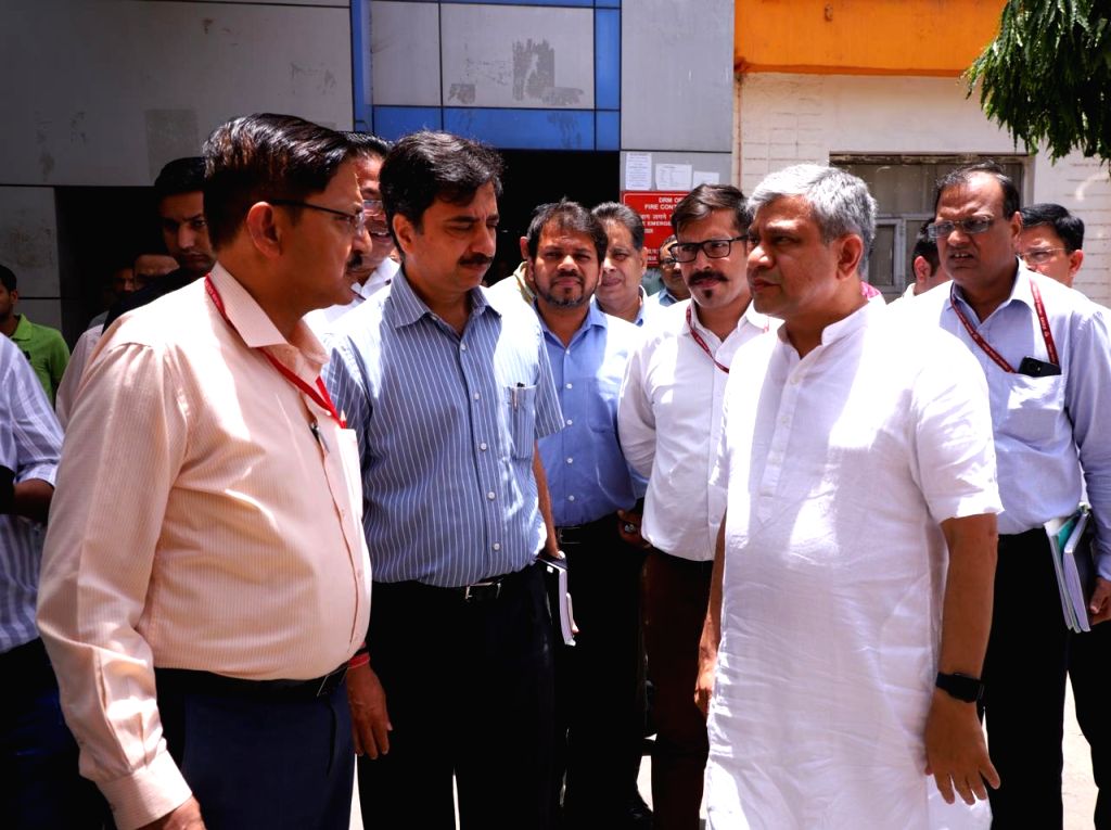 Free Photo : Railway Minister inspects control office at New Delhi ...