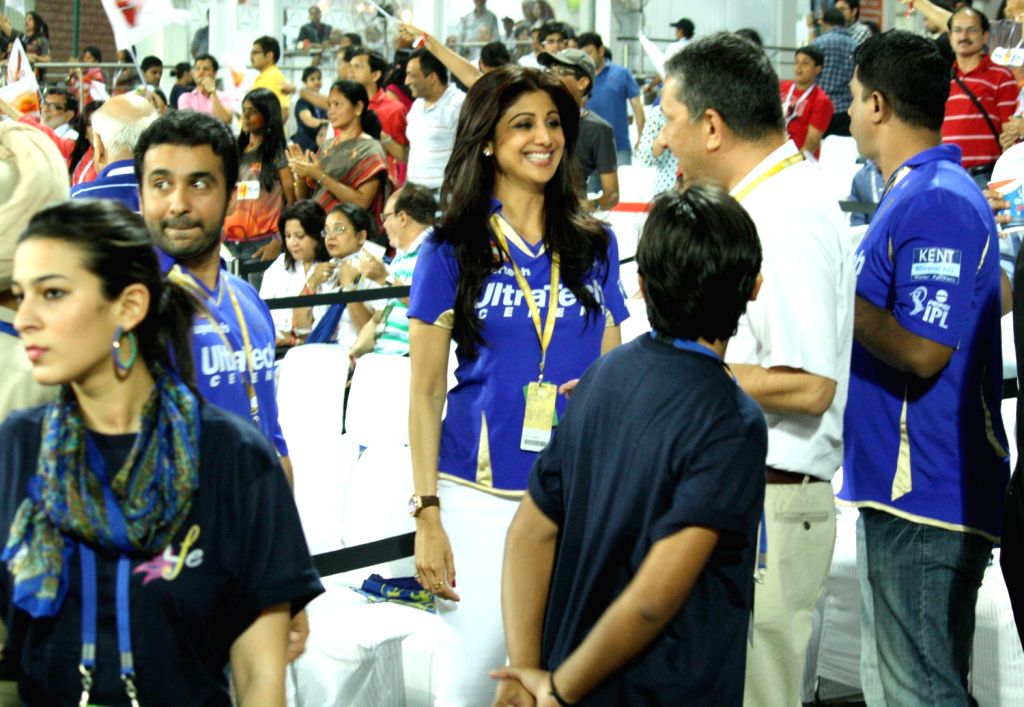Rajasthan Royals players celebrate fall of Parthiv Patel's wicket ...
