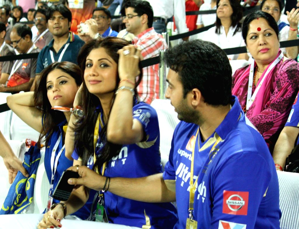 Rajasthan Royals players celebrate fall of Parthiv Patel's wicket ...