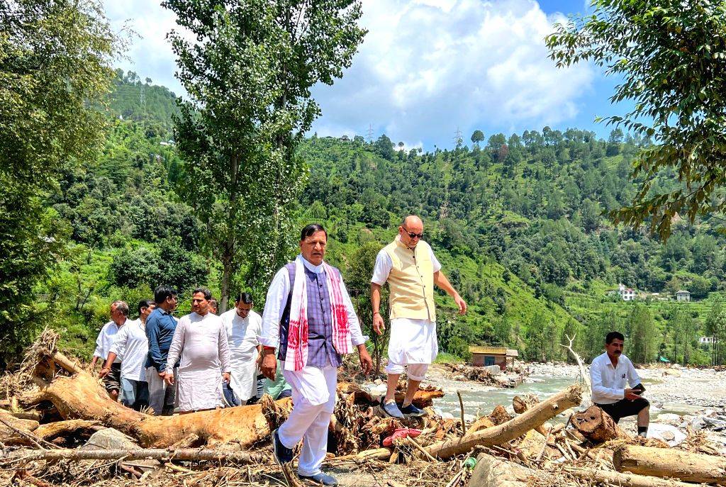Rajeev Bindal Meets Flood-Affected Families in Pangliyur