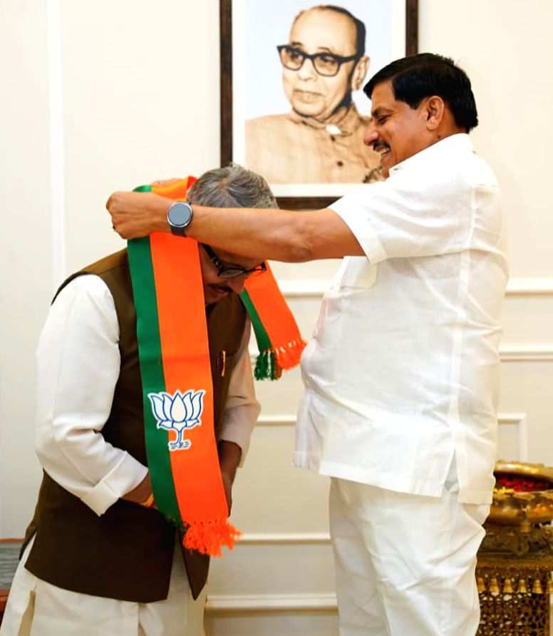 Rajneesh Agrawal meets CM Mohan Yadav