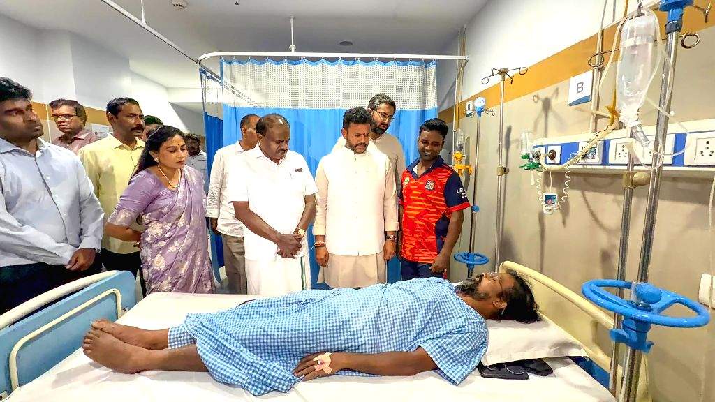 Rammohan Naidu, HD Kumaraswamy visits injured steel plant workers