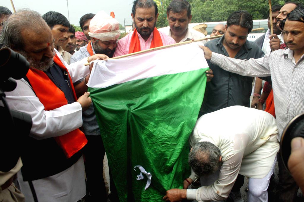 Rashtrawadi Shivsena's demonstration against'Alishan Pakistan'