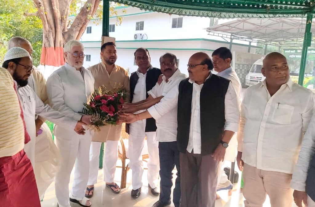 RJD leader Tejashwi Yadav meets party members