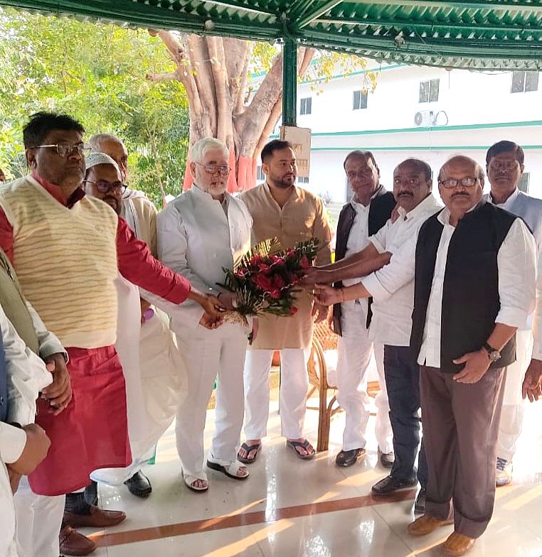 RJD leader Tejashwi Yadav meets party members