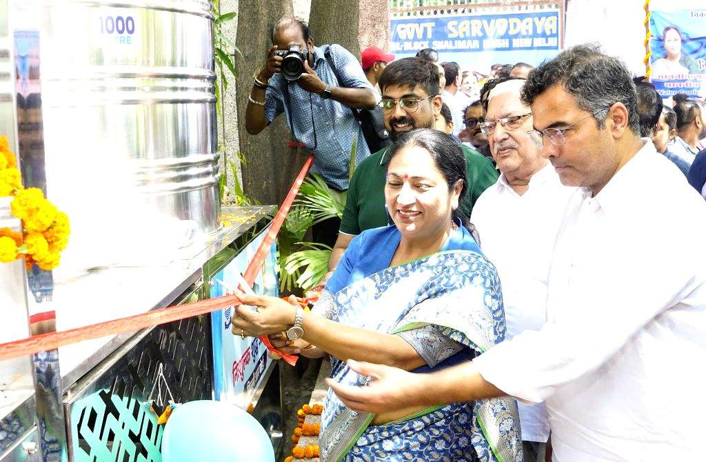 Rekha Gupta Dedicates Water ATMs to Delhi Citizens