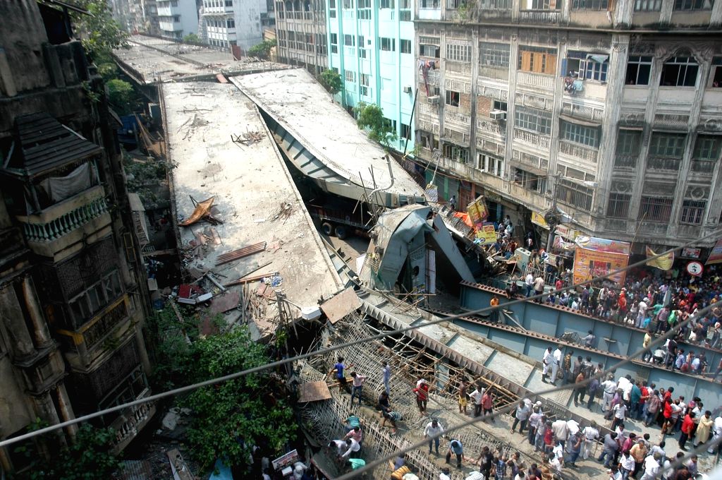Flyover collapses, people trapped in debris