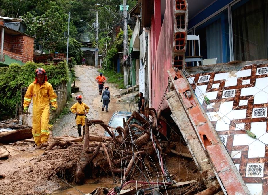 Sebastiao : Rescuers inspect the disaster-stricken area in Sao Sebastiao