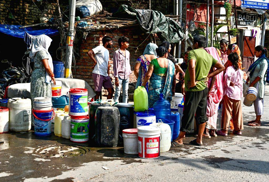 Residents collect water amid shortage in Sanjay Camp