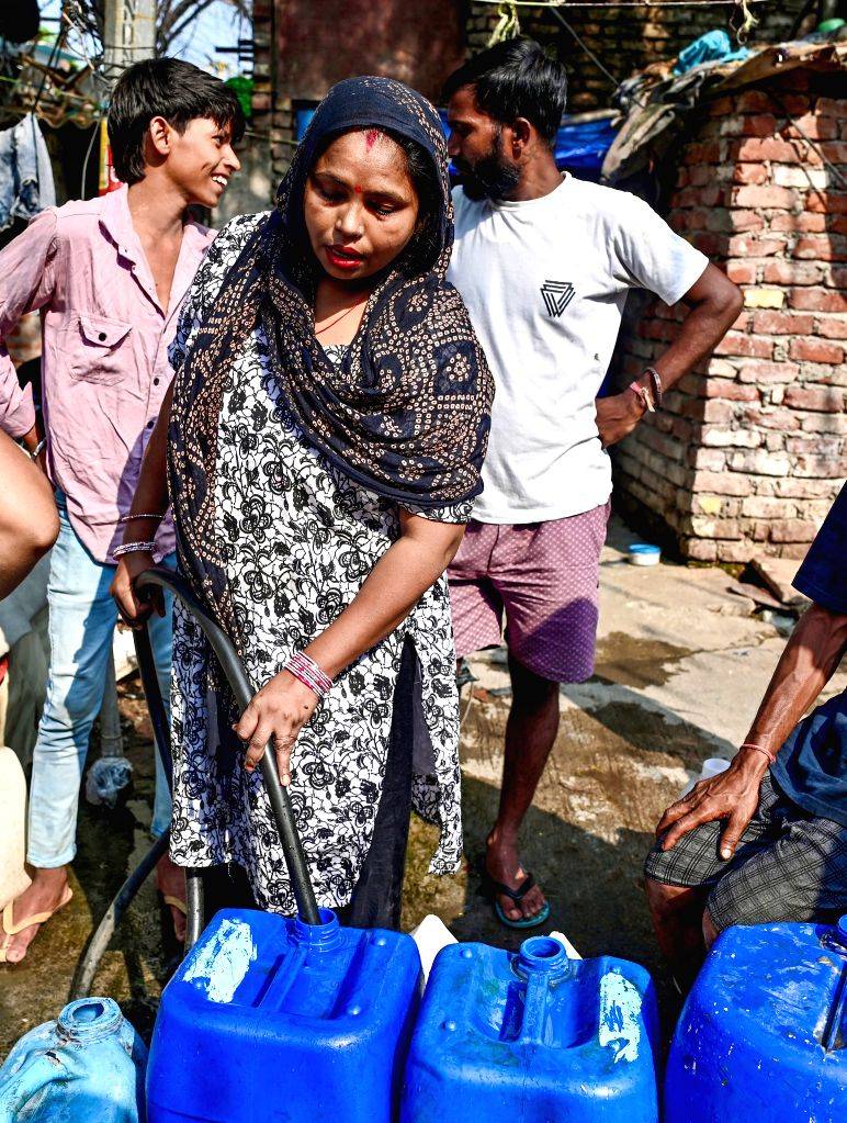Residents collect water amid shortage in Sanjay Camp