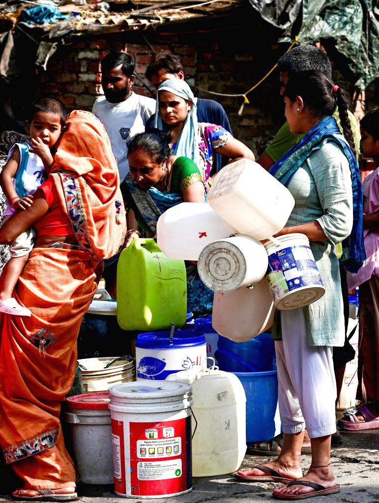 Residents collect water amid shortage in Sanjay Camp