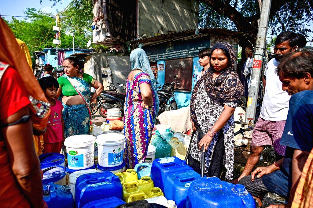 Residents collect water amid shortage in Sanjay Camp