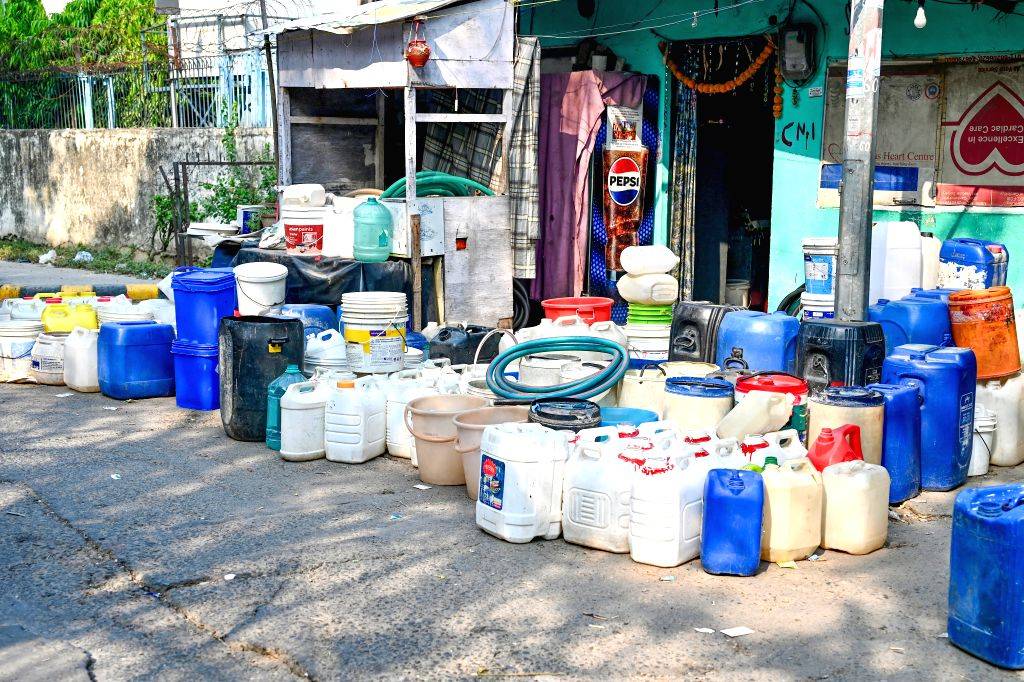Residents collect water amid shortage in Sanjay Camp