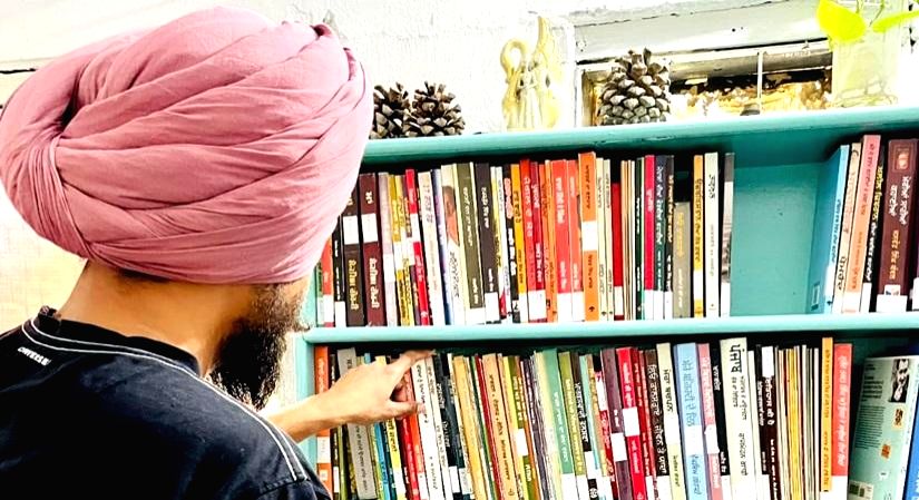 Free Photo : Revolution in hostels, one book at a time