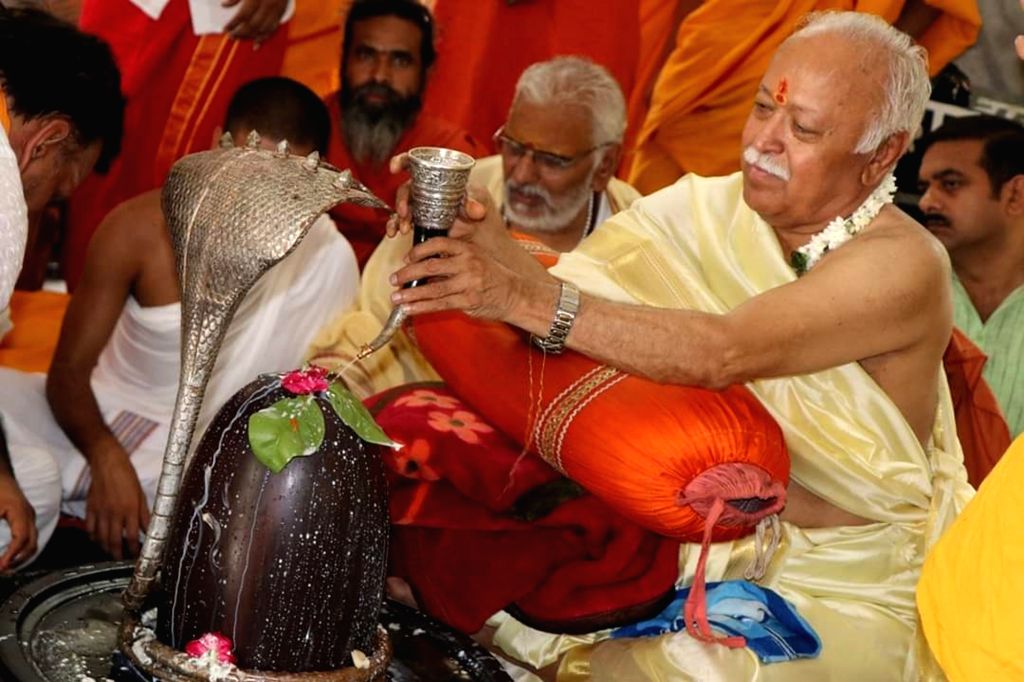 Sawan Shivratri - Mohahn Bhagwat performs 'Shivlinga Abhishekam' at ...