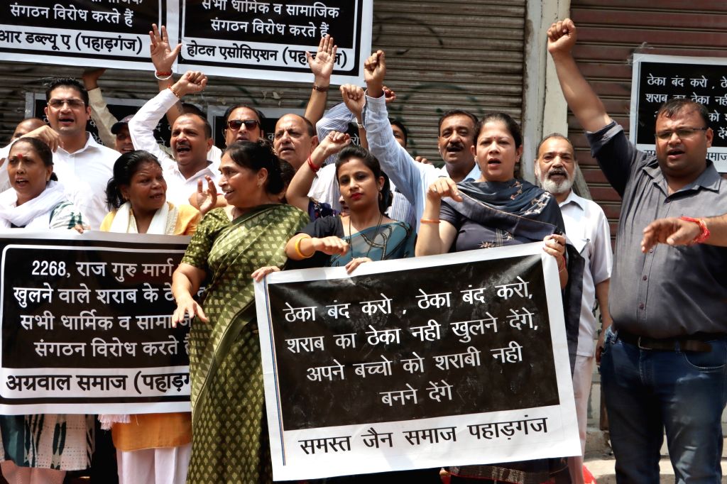RWA Paharganj Chuna Mandi members with others stage a protest