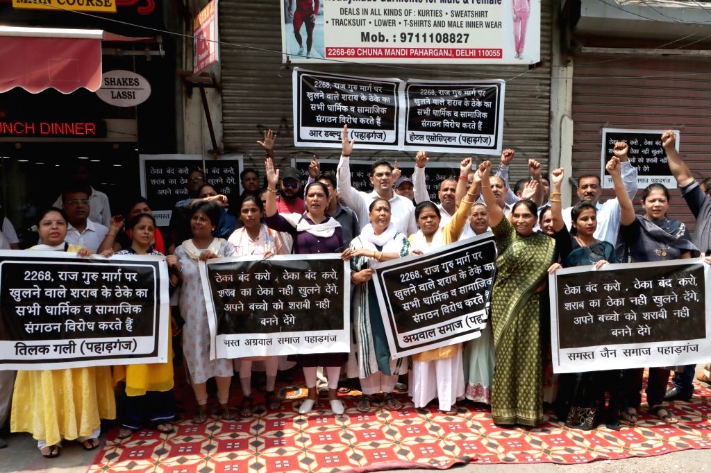 RWA Paharganj Chuna Mandi members with others stage a protest